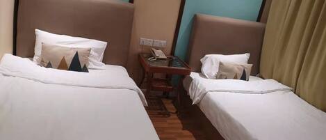 Quarto Twin Cidade | Secretária, cortinas/cortinados opacos, Wi-fi grátis