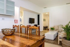 Apartamento Cidade, 3 quartos | Sala de estar | TV de ecrã plano, Netflix 