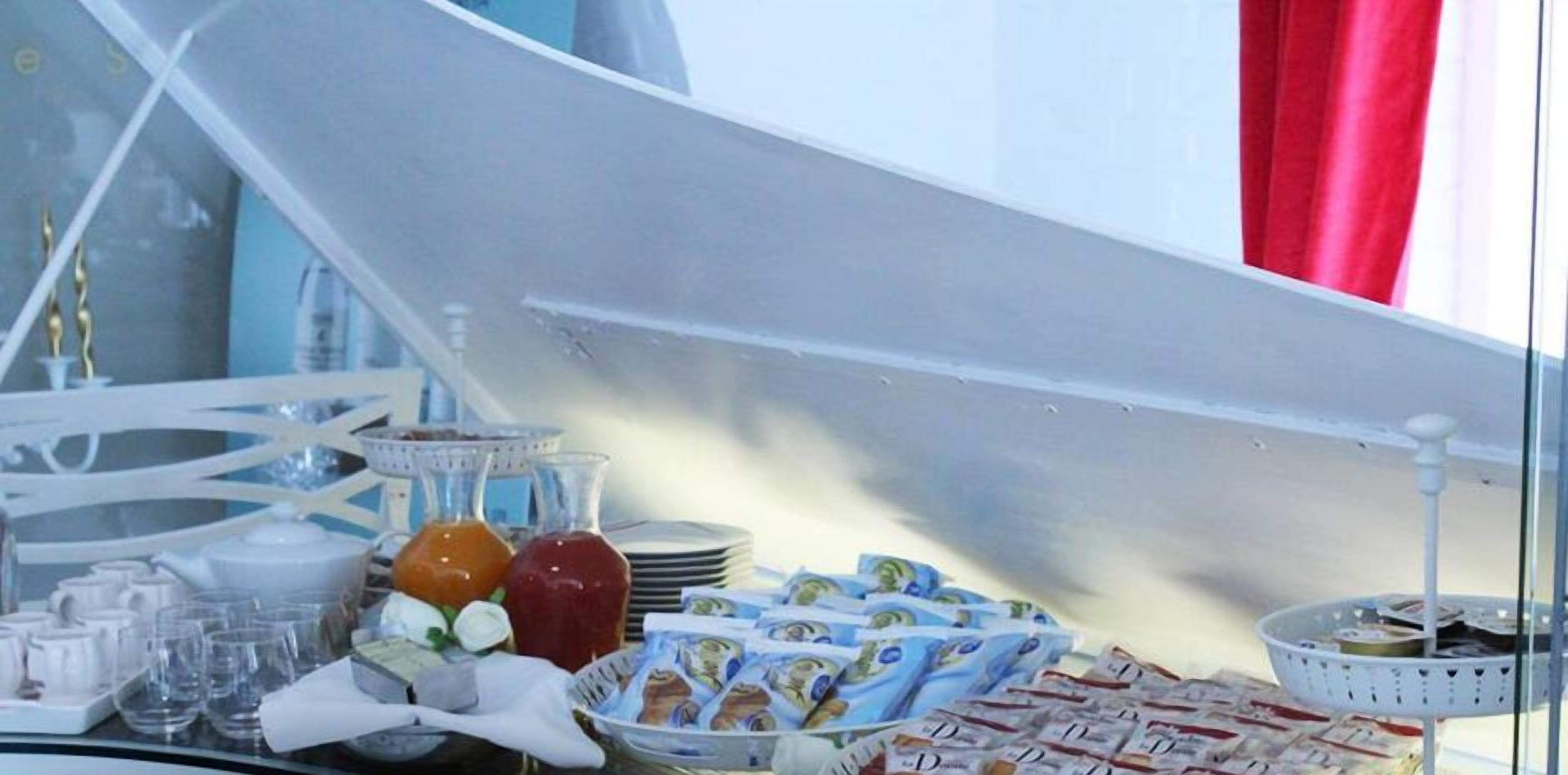 Um buffet de café da manhã com diversos alimentos e bebidas.