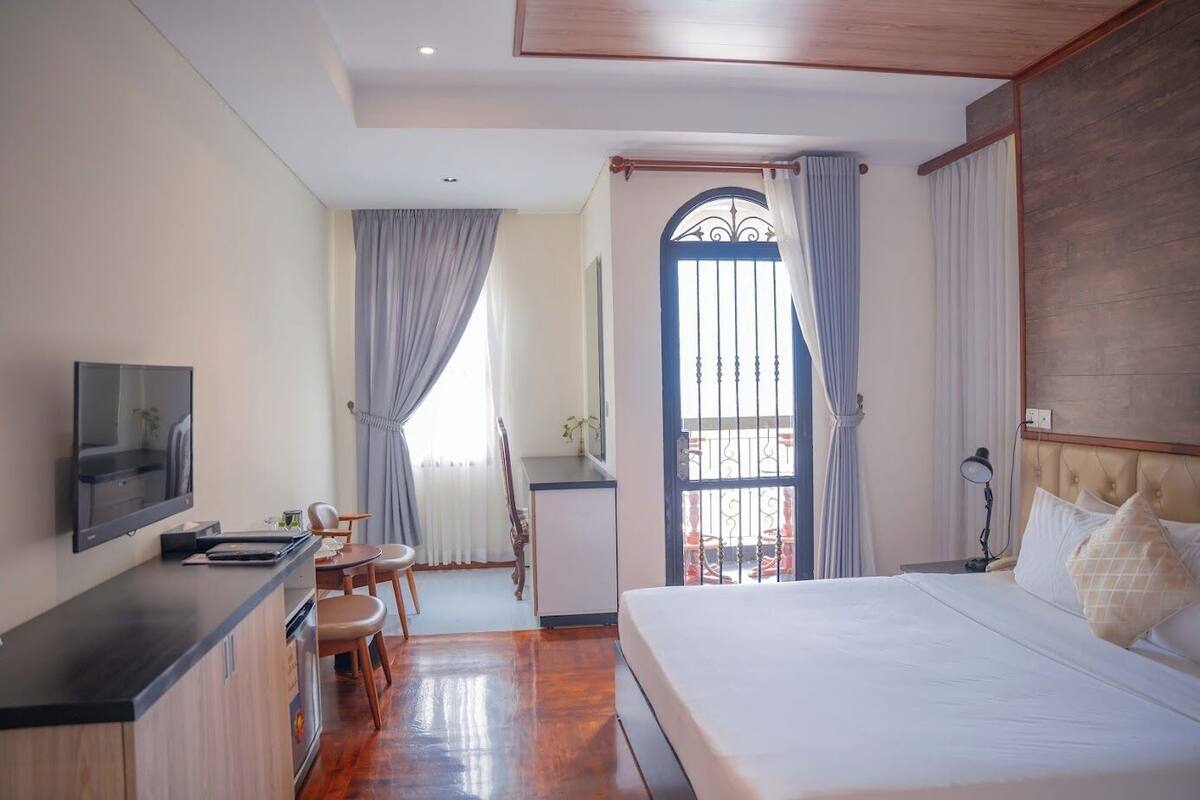 Quarto casal luxo, 1 cama King, vista para a cidade | 1 quarto, frigobar, cofres nos quartos, escrivaninha