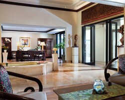 2 bares/lounges, um bar junto à piscina, um bar de praia 
