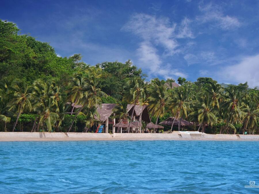 Na praia, toalhas de praia, prática de mergulho livre no local