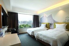 Secretária, cortinas/cortinados opacos, ferro/tábua de engomar 