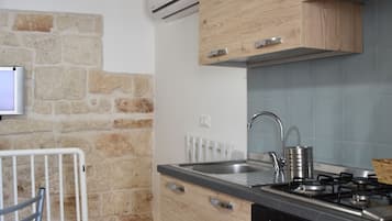 Apartamento, 2 quartos, não fumadores, vista para o mar | Cozinha privada | Minifrigorífico, um micro-ondas no espaço comum