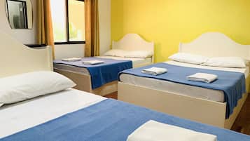 Quarto luxo, várias camas (St. John, Deluxe) | Escrivaninha