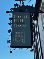 Placa do North Hill Hotel com ilustração do edifício.