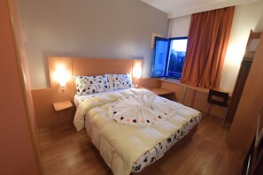 Quarto casal básico, 1 cama King | Roupas de cama premium, camas extras/dobráveis (sobretaxa)