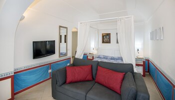 Suite-Estúdio Deluxe, 1 quarto, vista para o pátio | Minibar, cofre no quarto, secretária, quartos insonorizados 
