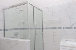Suíte estúdio executiva, 1 cama King, cozinha | Banheiro | Chuveiro, produtos de toalete grátis, secador de cabelo