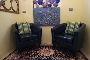 Apartamento conforto, 1 cama King, geladeira e micro-ondas | Área de estar | TV LED