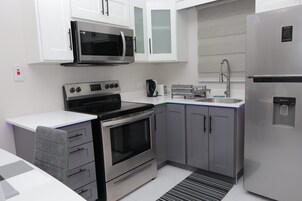 Suíte estúdio executiva, 1 cama King, cozinha | Cozinha privada | Micro-ondas, forno com torradeira, talheres/pratos/utensílios de cozinha