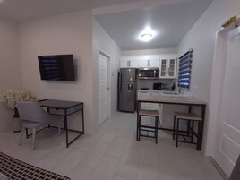 Estúdio premium | Cozinha americana privada | Micro-ondas, forno com torradeira, talheres/pratos/utensílios de cozinha