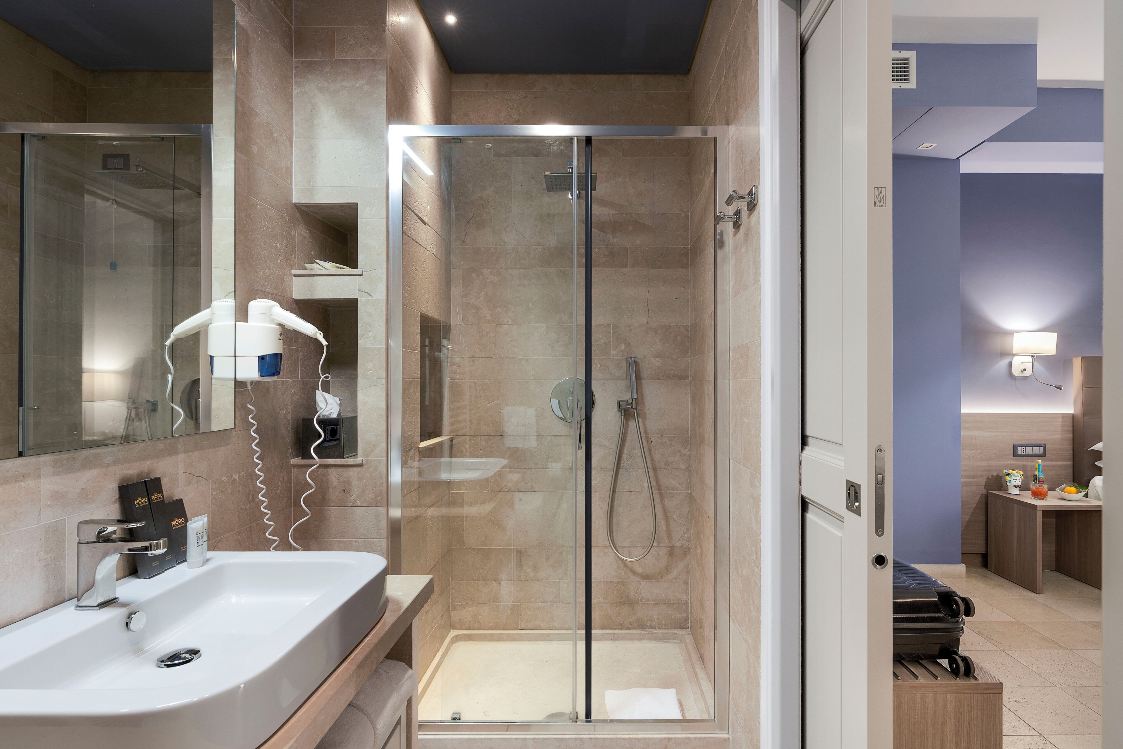 Quarto Deluxe, varanda, junto ao pátio | Casa de banho | Um polibã, um chuveiro fixo, artigos de higiene pessoal grátis 