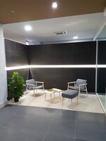 Área de estar no saguão