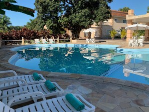 Piscina exterior, espreguiçadeiras 