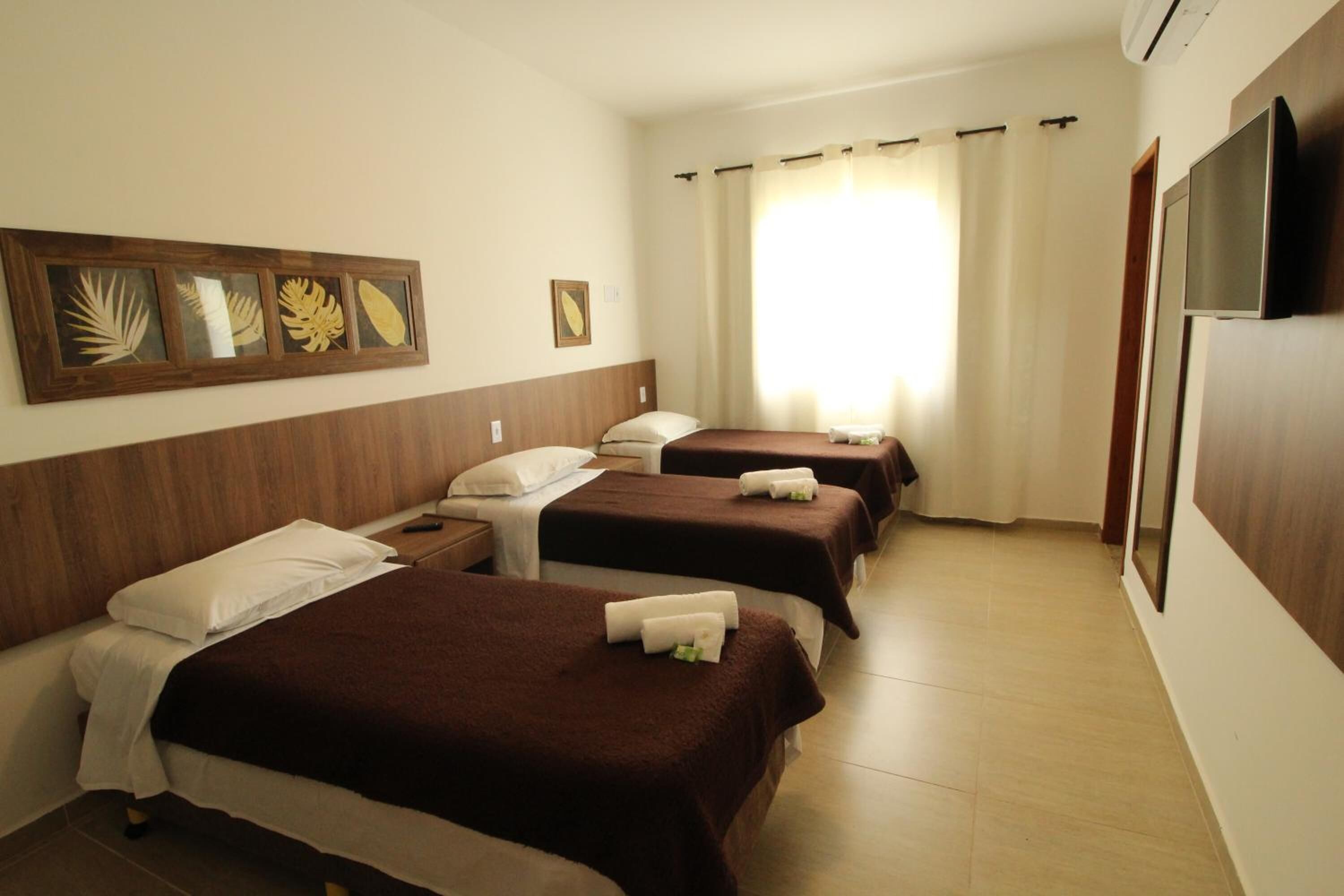 Frigobar, cortinas blackout, ferros/tábuas de passar roupa