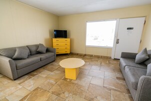Suíte conforto, para não fumantes, vista para a piscina | Área de estar | TV 32 polegadas com canais a cabo