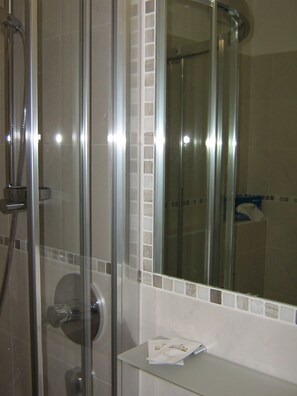 Um secador de cabelo, Piso aquecido (casa de banho), toalhas fornecidas 