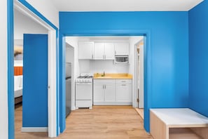 Suite, 2 quartos, cozinha | Cozinha privada | Um frigorífico, um micro-ondas