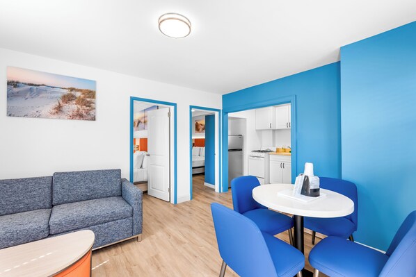 Suite, 2 quartos, cozinha | Sala de estar | Televisor