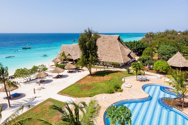 Piscina externa, guarda-sóis, espreguiçadeiras