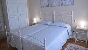 Quarto Duplo ou Twin | Secretária, quartos insonorizados, berços/camas para crianças 