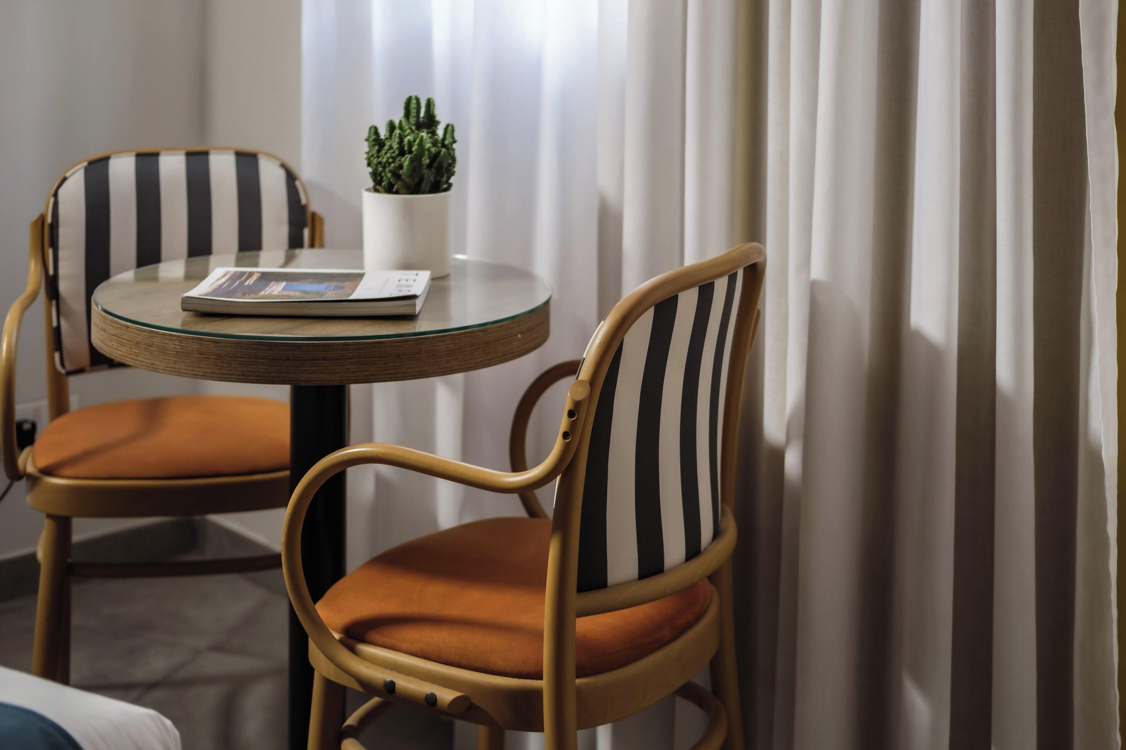 Quarto Triplo Familiar | Cofre no quarto, com decoração personalizada 