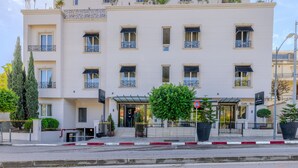 Um hotel com vários andares, varandas, um café e um restaurante.