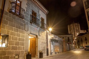 Fachada da propriedade à noite