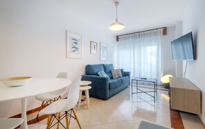 Apartamento, 2 quartos | Área de estar | TV de tela plana