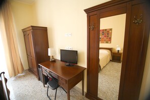 Quarto Comfort, 1 quarto | Cofre no quarto, secretária, cortinas/cortinados opacos, Wi-fi grátis 