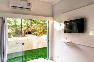 Quarto casal, vista para o jardim | Escrivaninha, cortinas blackout, quartos à prova de som