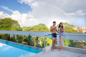 Piscina externa, funciona das 7h às 21h, guarda-sóis, espreguiçadeiras