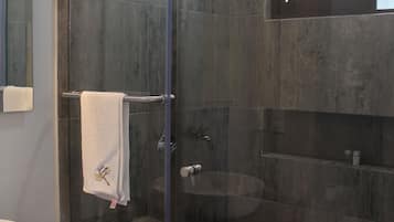 Quarto conforto, 2 camas Queen | Banheiro | Chuveiro, produtos de toalete grátis, toalhas de banho, sabonete