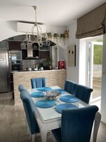 Apartamento, 1 quarto, varanda, vista para o mar | Refeições no quarto