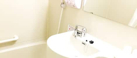 Um banheiro com pia branca, vaso sanitário, banheira e porta-toalhas.