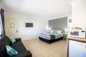 Estúdio, 1 cama queen-size | Sala de estar | TV de ecrã plano 