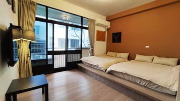 Quarto Quádruplo Básico | Secretária, cortinas/cortinados opacos, quartos insonorizados