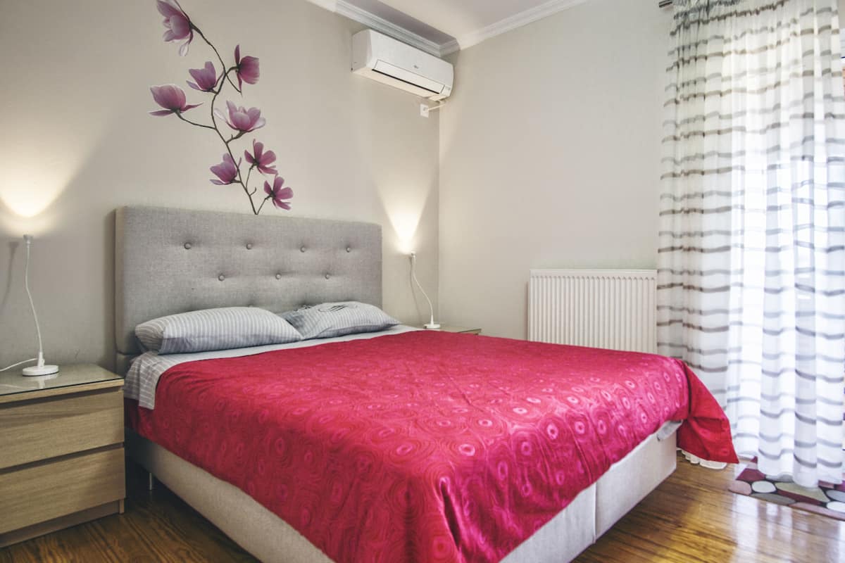 Luxury Maisonette with Private Yard and Balconies | Cofre no quarto, secretária, quartos insonorizados