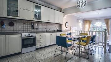 Luxury Apartment with Garden | Cozinha privada | Um frigorífico/congelador grande, um forno, uma placa de cozinha