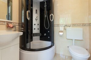 Apartamento, terraço, vista parcial para o mar | Casa de banho | Um polibã, um secador de cabelo, toalhas fornecidas 