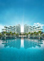 Piscina exterior, guarda-sóis, espreguiçadeiras 