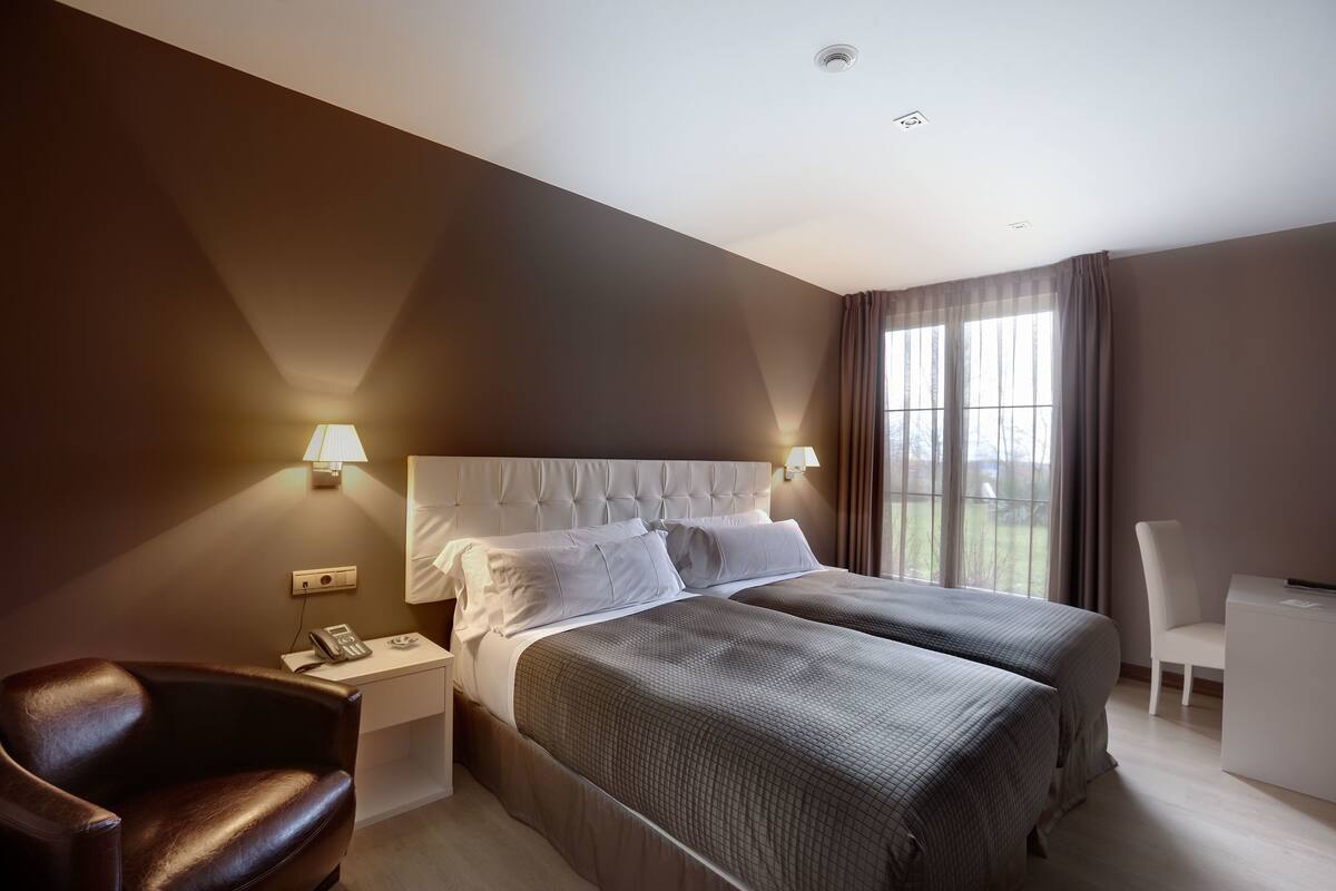 Quarto Twin | Minibar, cofre no quarto, secretária, cortinas/cortinados opacos 