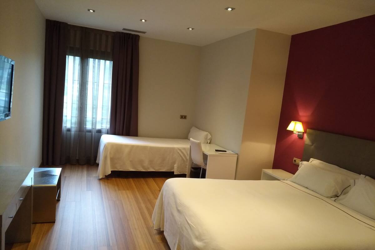 Quarto Duplo (Extra bed) | Minibar, cofre no quarto, secretária, cortinas/cortinados opacos 