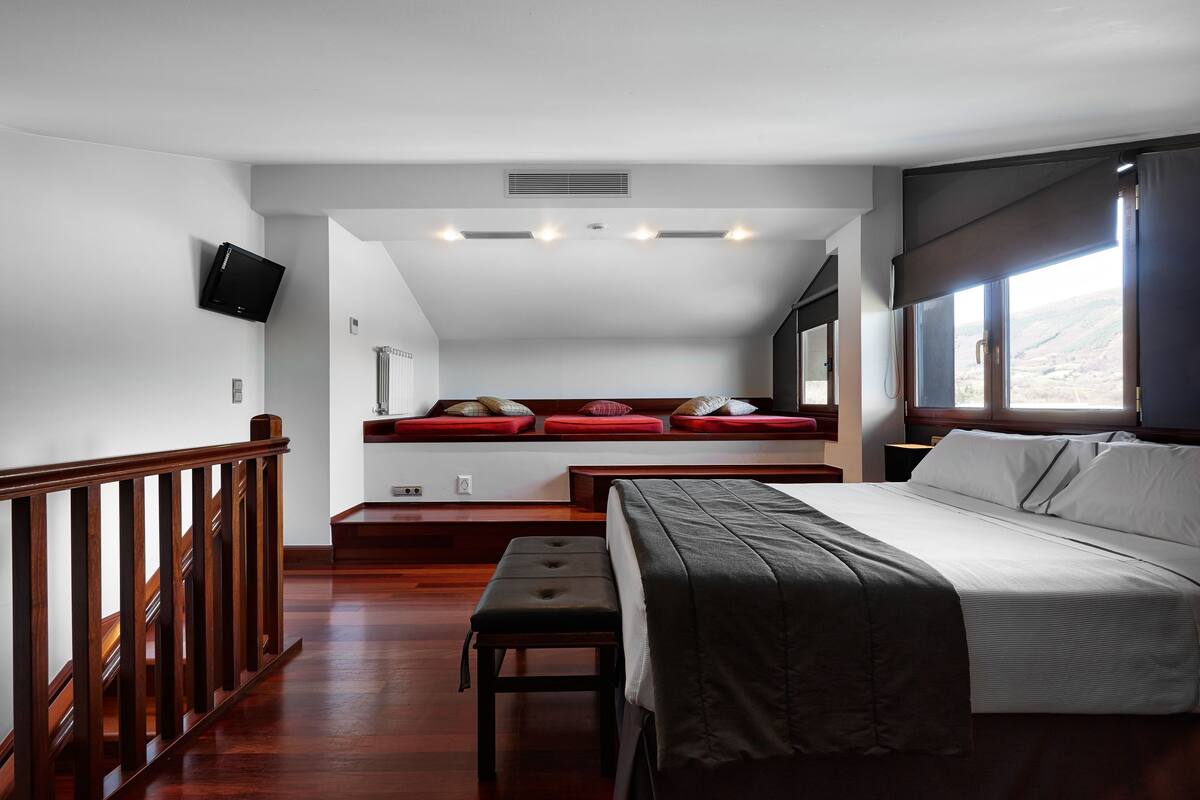Quarto Familiar | Minibar, cofre no quarto, secretária, cortinas/cortinados opacos 