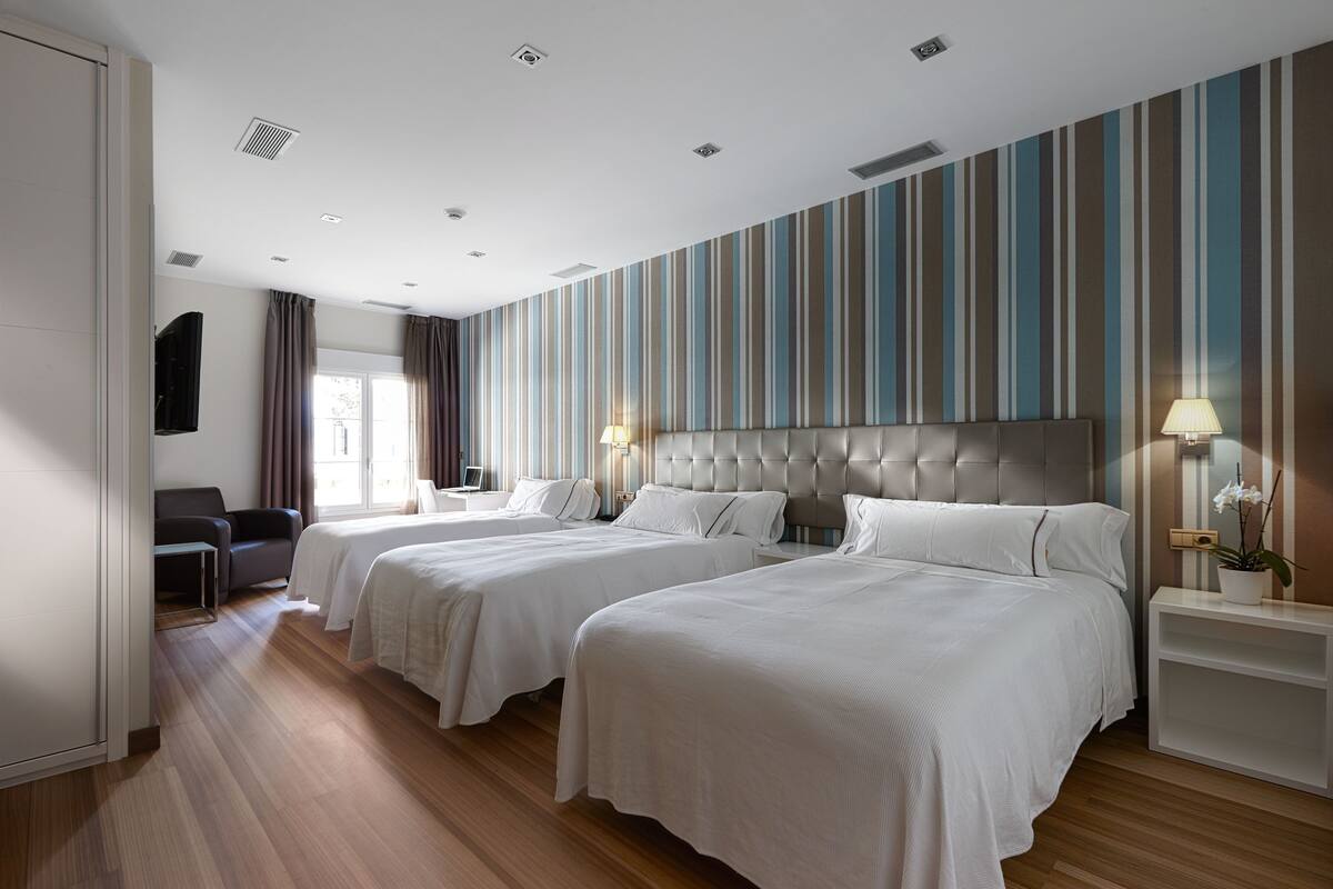 Quarto Triplo | Minibar, cofre no quarto, secretária, cortinas/cortinados opacos 