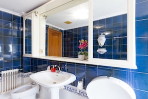 Quarto Triplo, casa de banho privativa | Wi-fi grátis