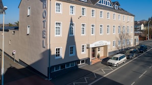 Um hotel com vários andares, com uma placa que diz 'HOTEL RESIDENZ 23'.