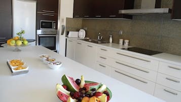 Villa, 3 quartos, piscina privativa, no rés do chão | Cozinha privada | Um frigorífico/congelador grande, um forno, uma placa de cozinha