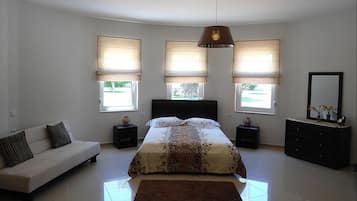 Villa, 3 quartos, piscina privativa, no rés do chão | 3 quartos, cofre no quarto, secretária, ferro/tábua de engomar